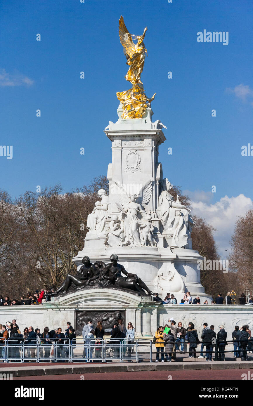 Victoria Memorial in front of Buckingham Palace in London Stock Photo ...