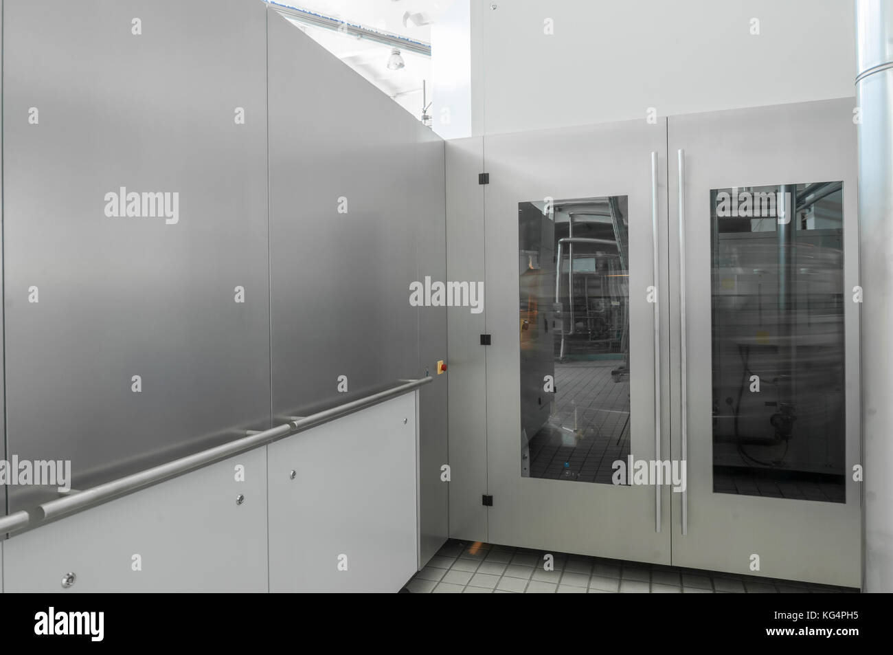 Plastic bottles in filling hi-res stock photography and images - Alamy