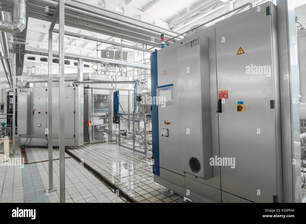 Plastic bottles in filling hi-res stock photography and images - Alamy