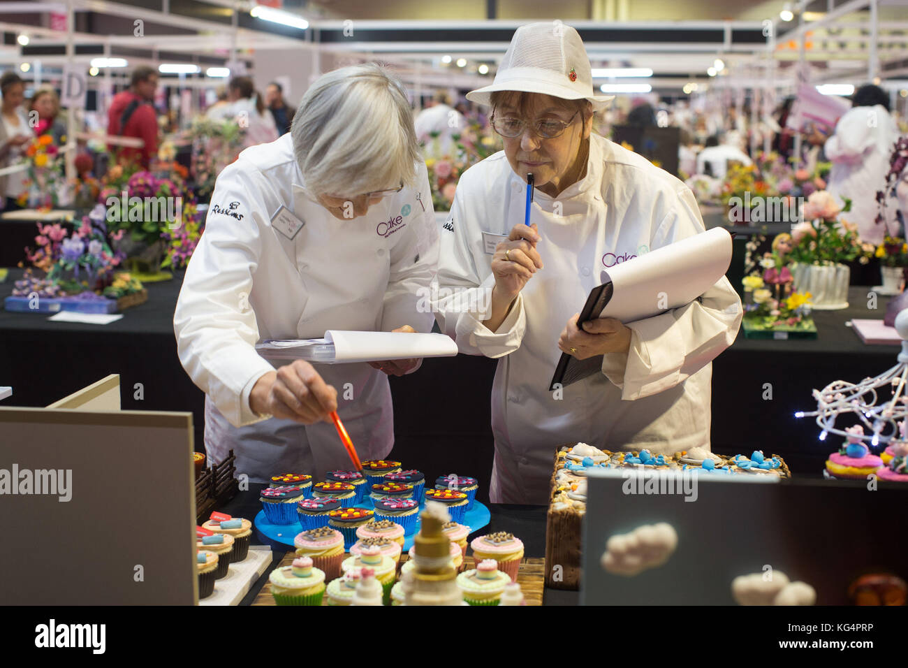 Amateur cake hi-res stock photography and images - Alamy