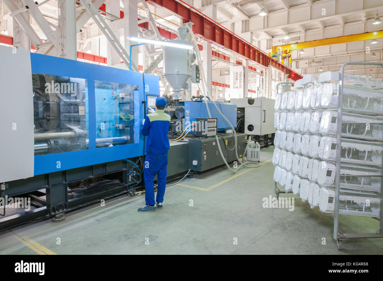 Industrial injection molding press machine for the manufacture of ...