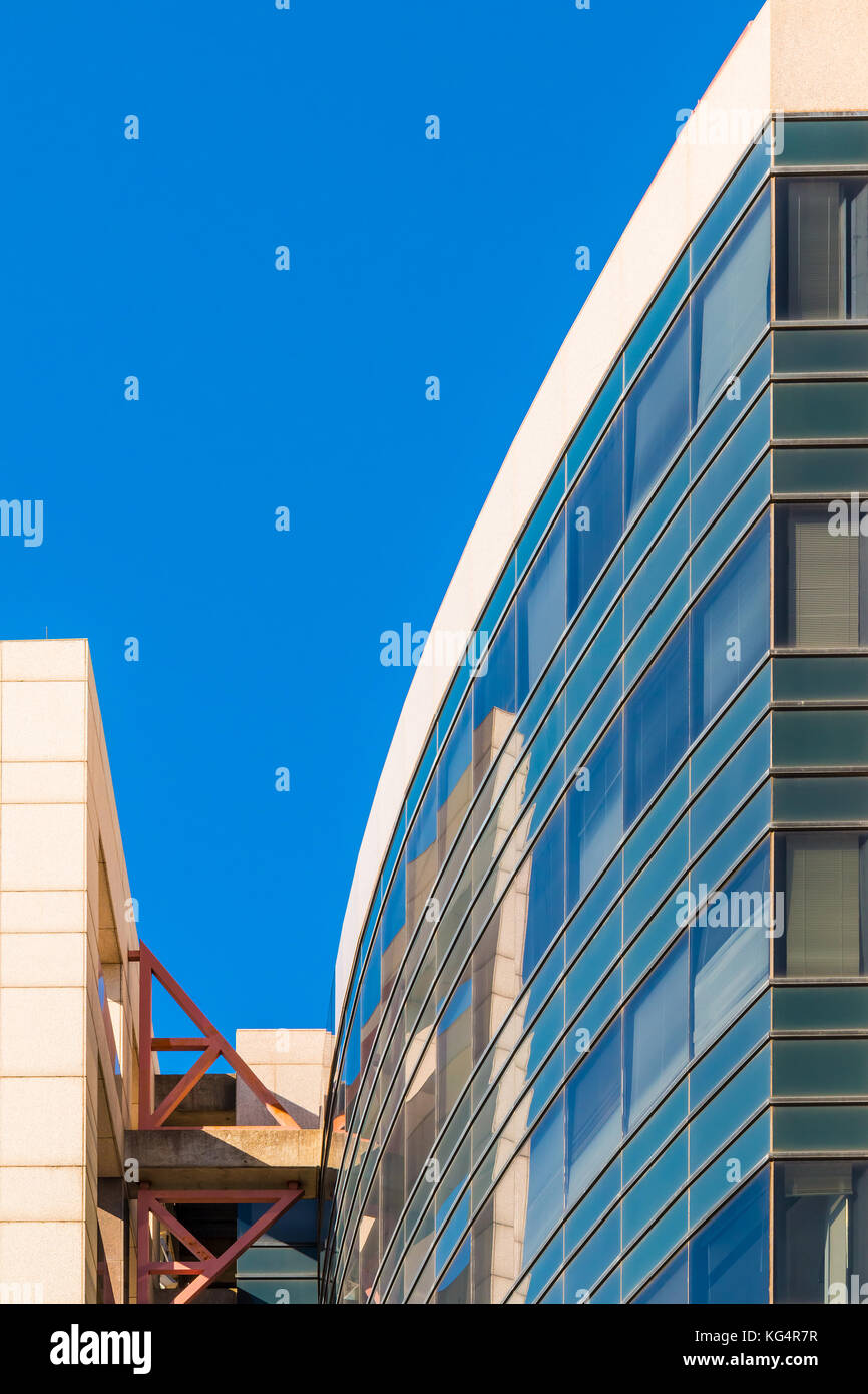Curved glass facade hi-res stock photography and images - Alamy