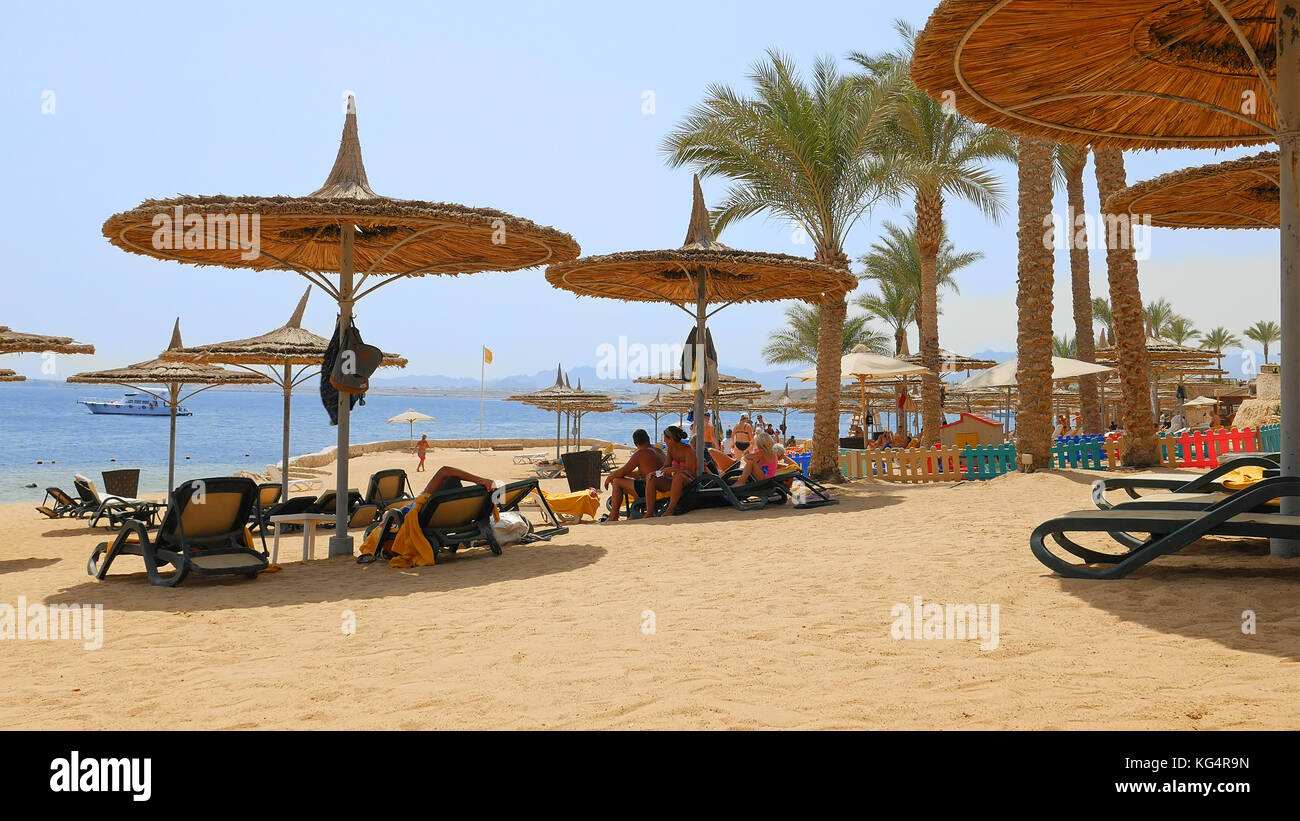 People under umbrella hi-res stock photography and images - Alamy