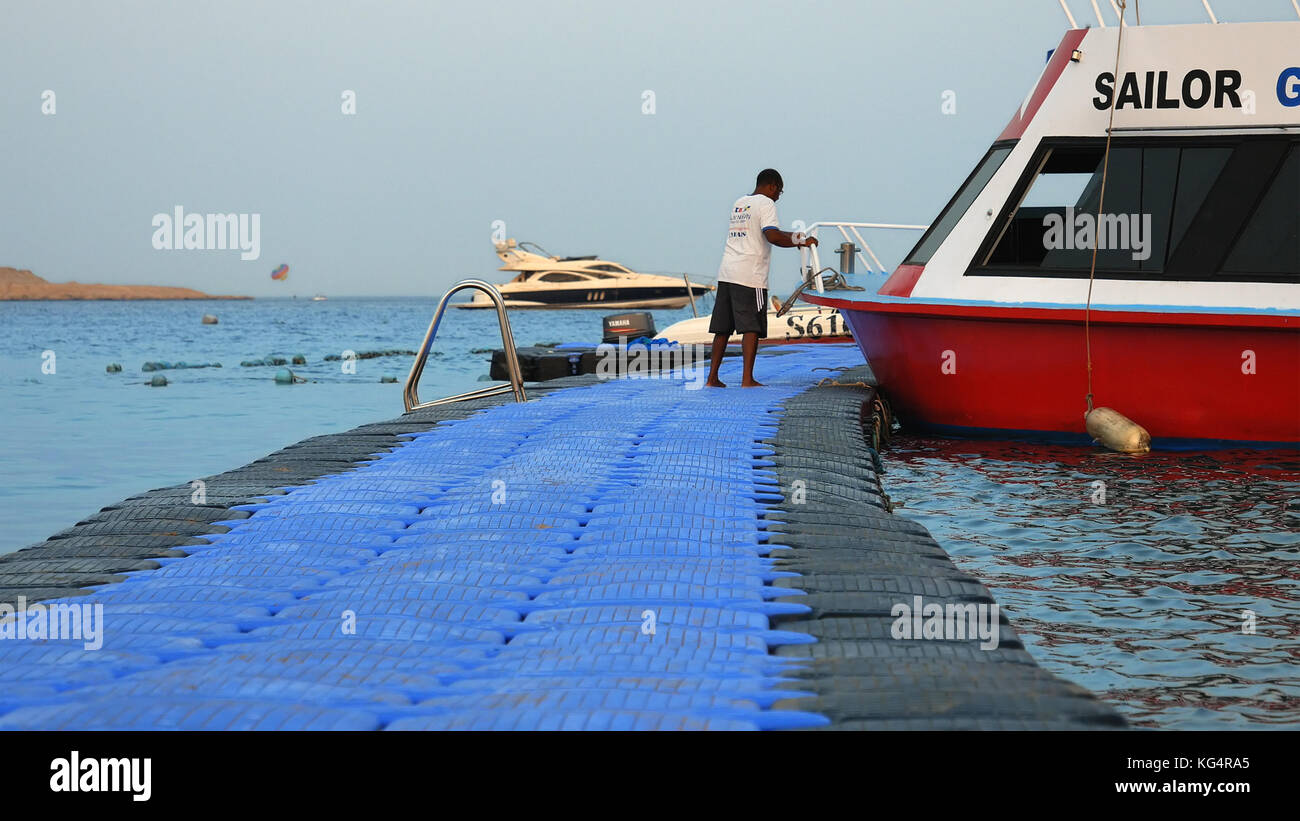 Touristic ship is mooring up at the floating jetty Stock Photo - Alamy