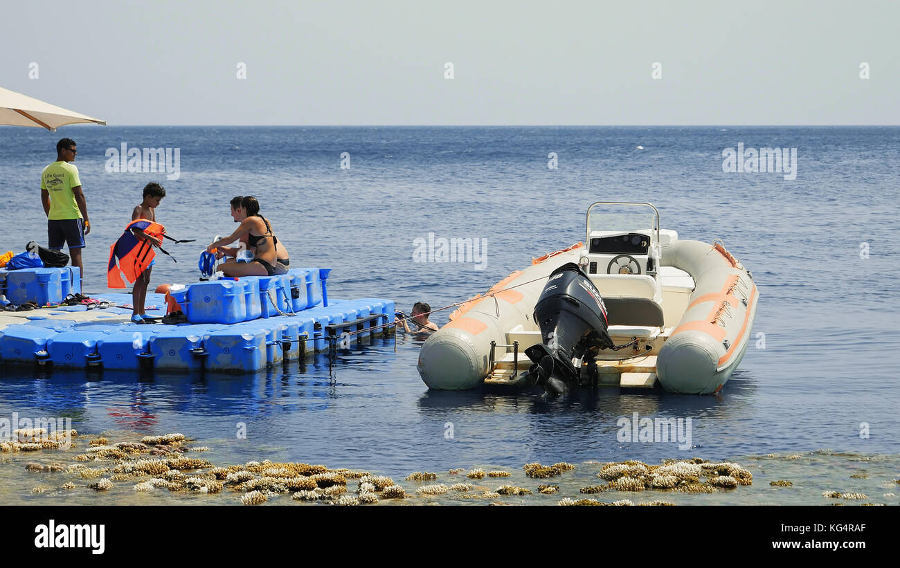 People standing on floating jetty at coral reef Stock Photo - Alamy
