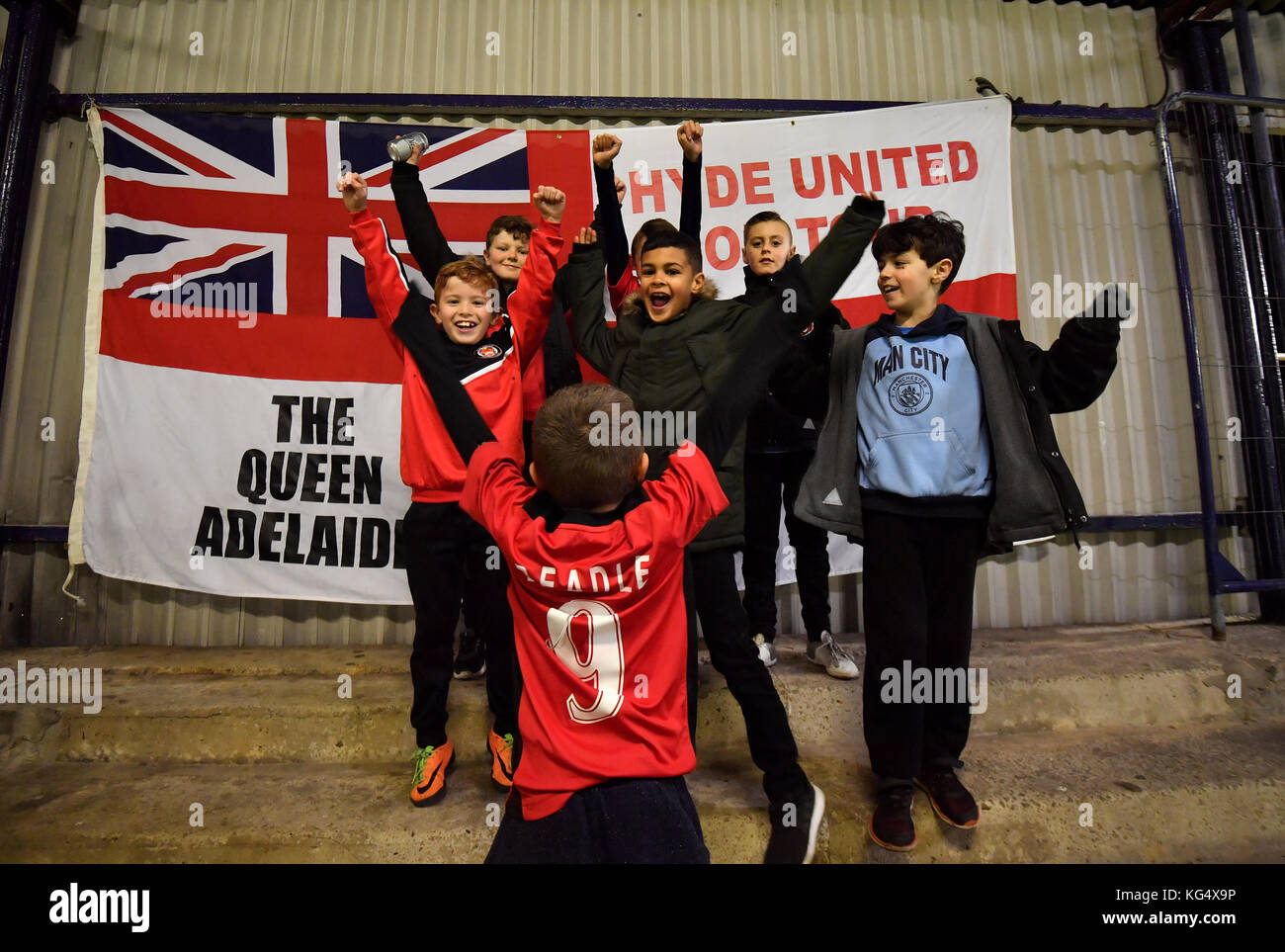 Hyde fc fans hi-res stock photography and images - Alamy