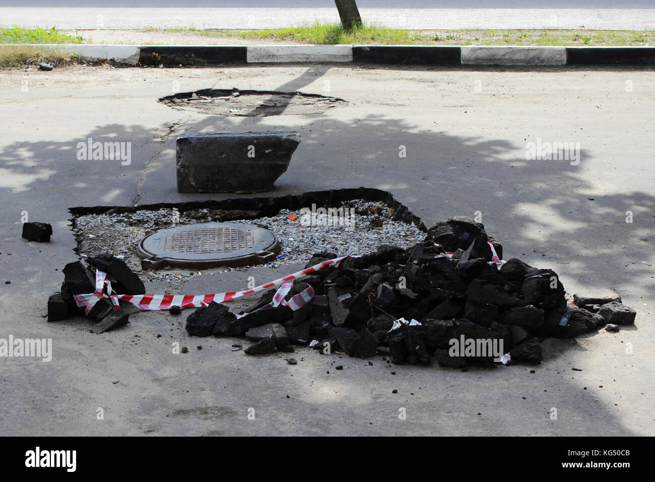 Preparation of the surface of the road at the location of the hatch for ...
