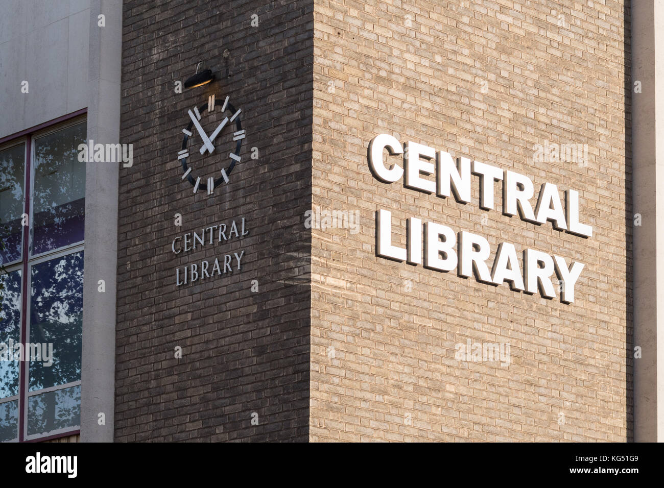 Public Library Sign High Resolution Stock Photography and Images - Alamy