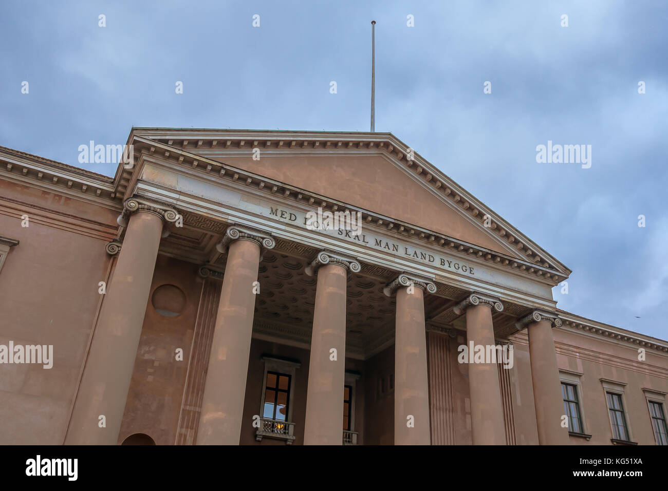Neoclassical architecture entrance columns hi-res stock photography and ...