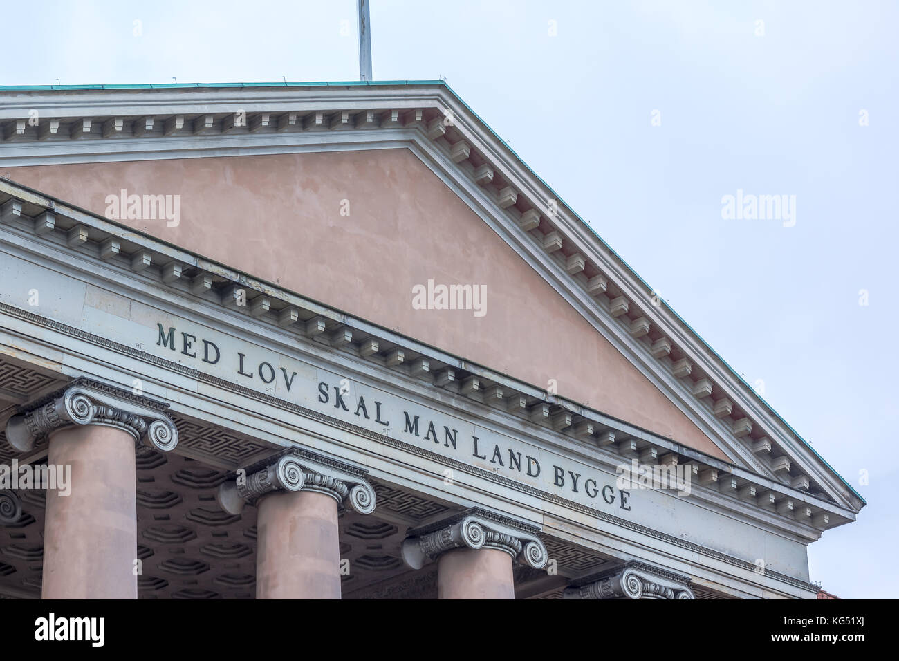 Law building columns hi-res stock photography and images - Alamy