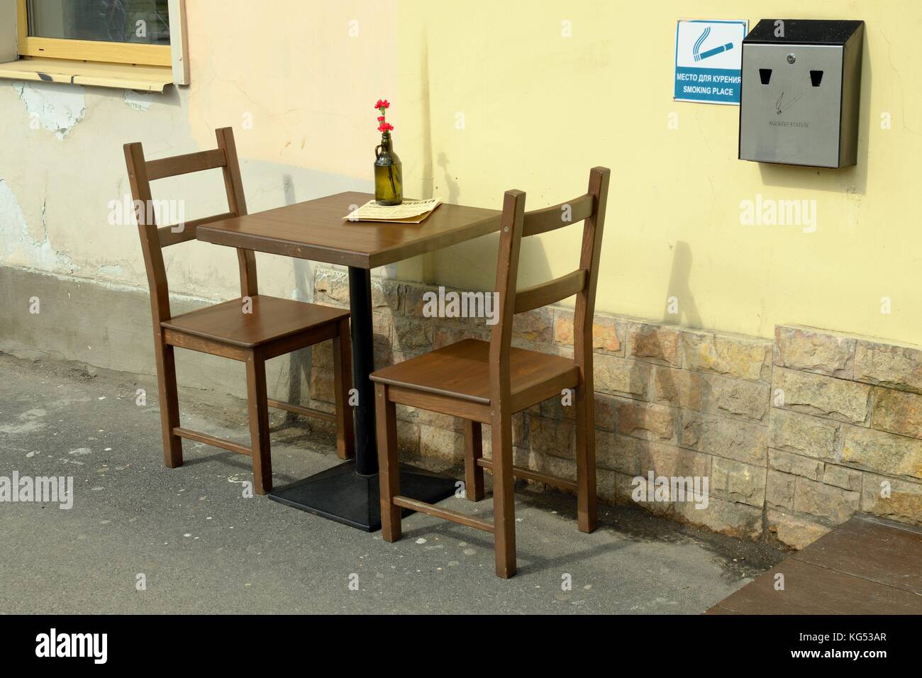 At the entrance to the cafe is a place for visitors to sit and smoke ...