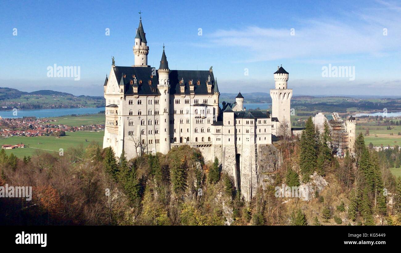 Beautiful view of world-famous Neuschwanstein Castle Stock Photo - Alamy
