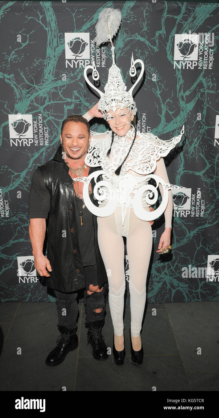 David Barton & Susan Bartsch attend Bette Midler 2017 Hulaween Benefit ...