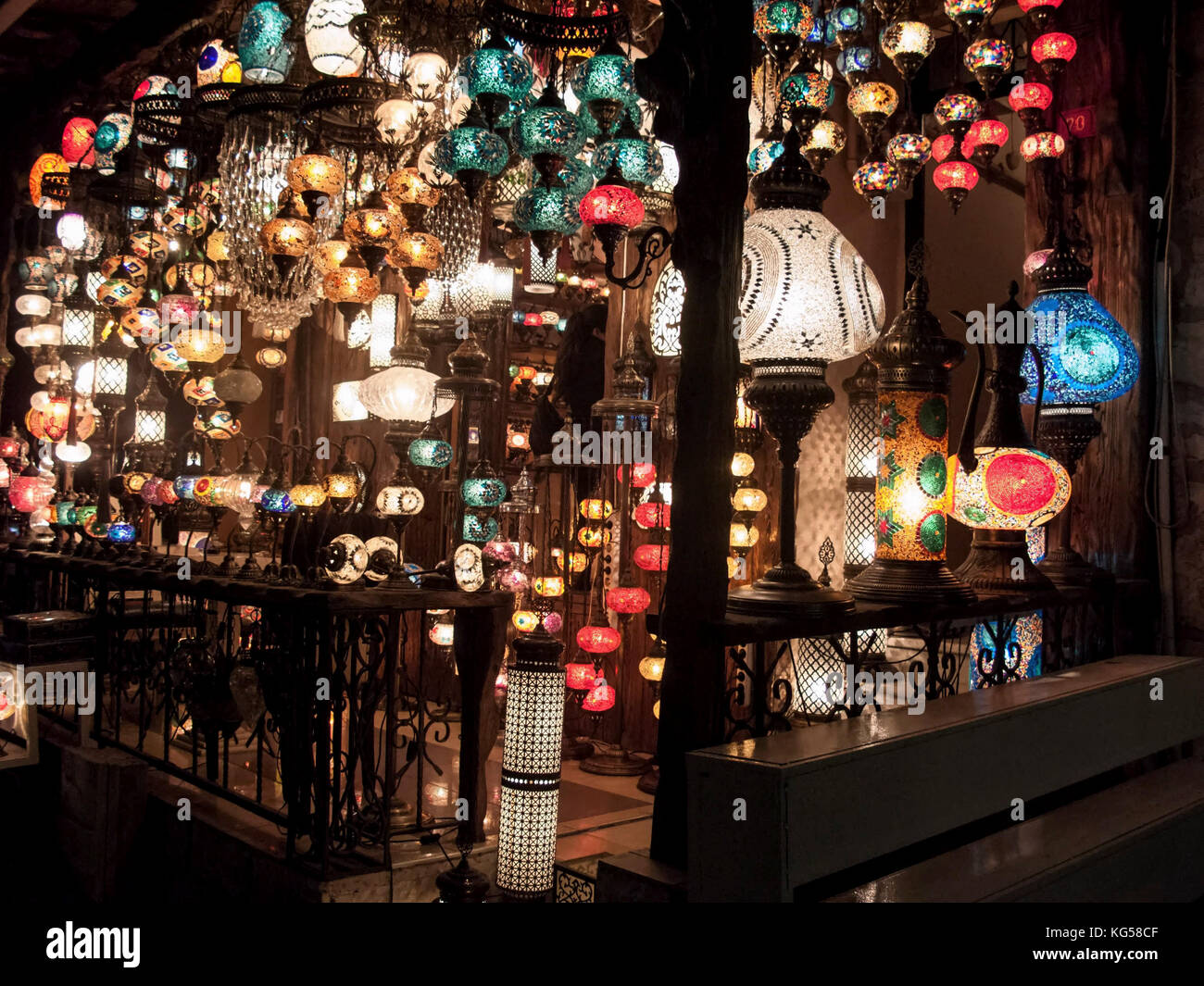 Lamps shop hi-res stock photography and images - Alamy