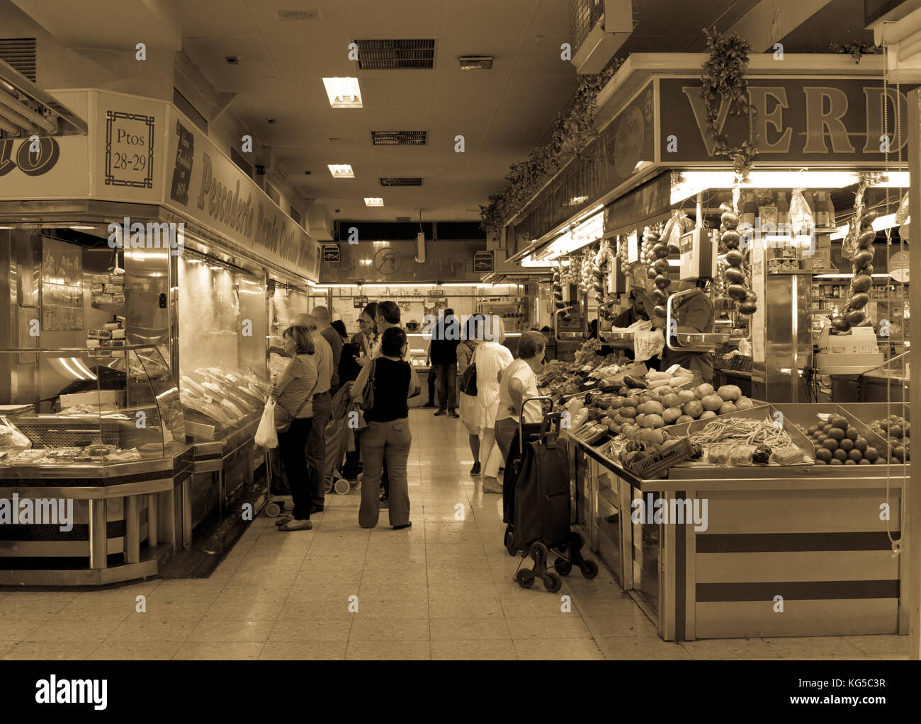 people waiting to be served at the market stall Stock Photo - Alamy