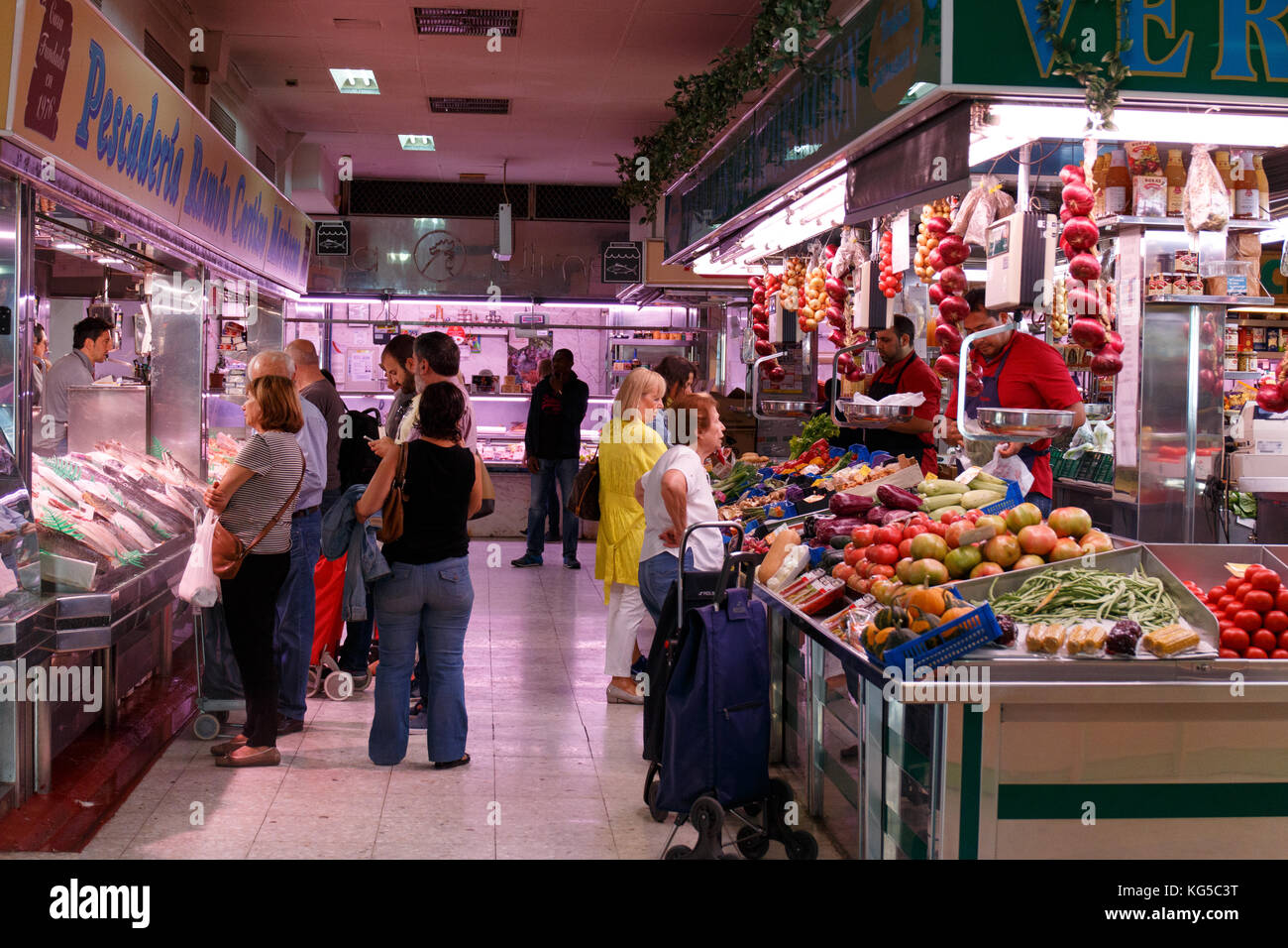 people waiting to be served at the market stall Stock Photo - Alamy