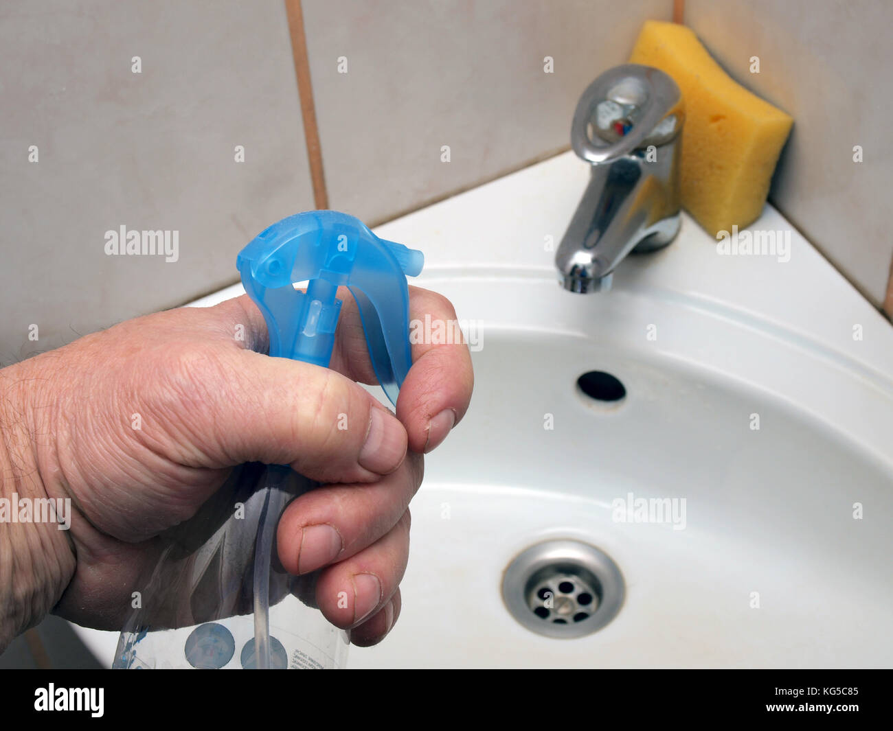 Hand hold spray , clean the sink Stock Photo - Alamy