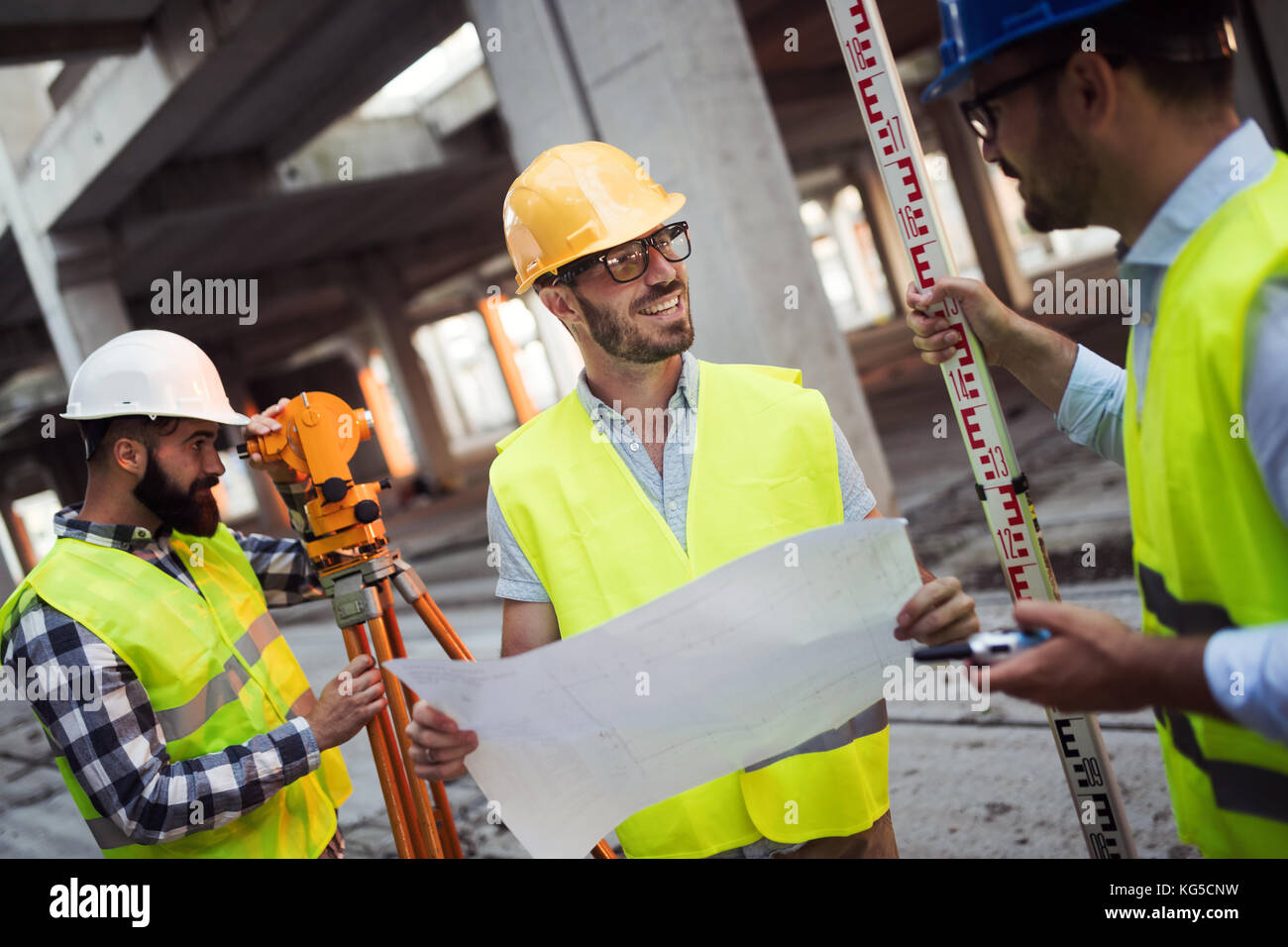 Male builder working construction site hi-res stock photography and ...
