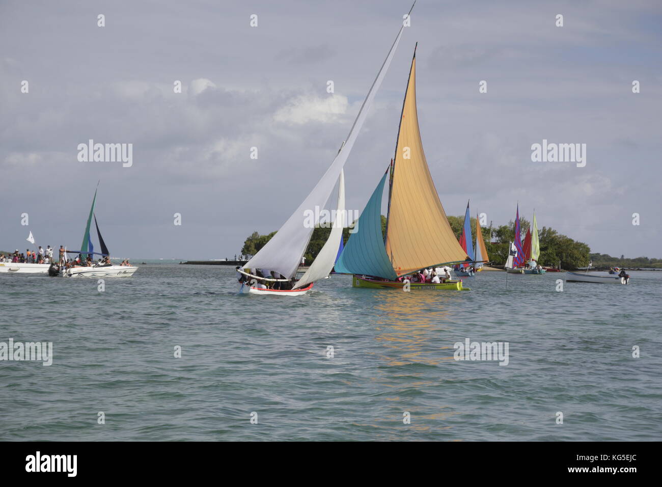 Traditional mauritian wooden pirogues hi-res stock photography and ...