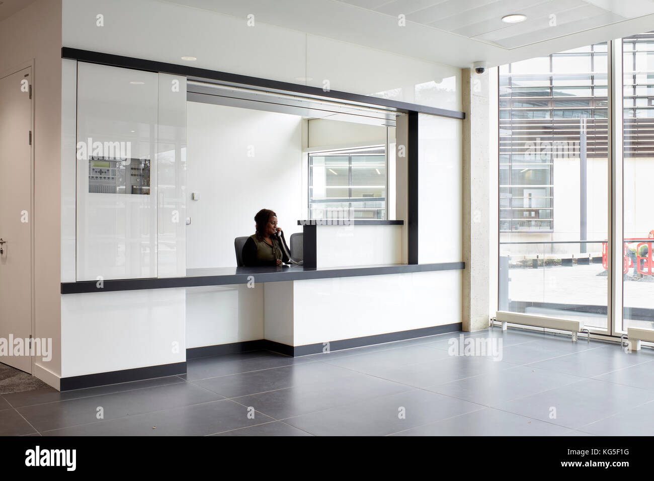 University reception desk hi-res stock photography and images - Alamy
