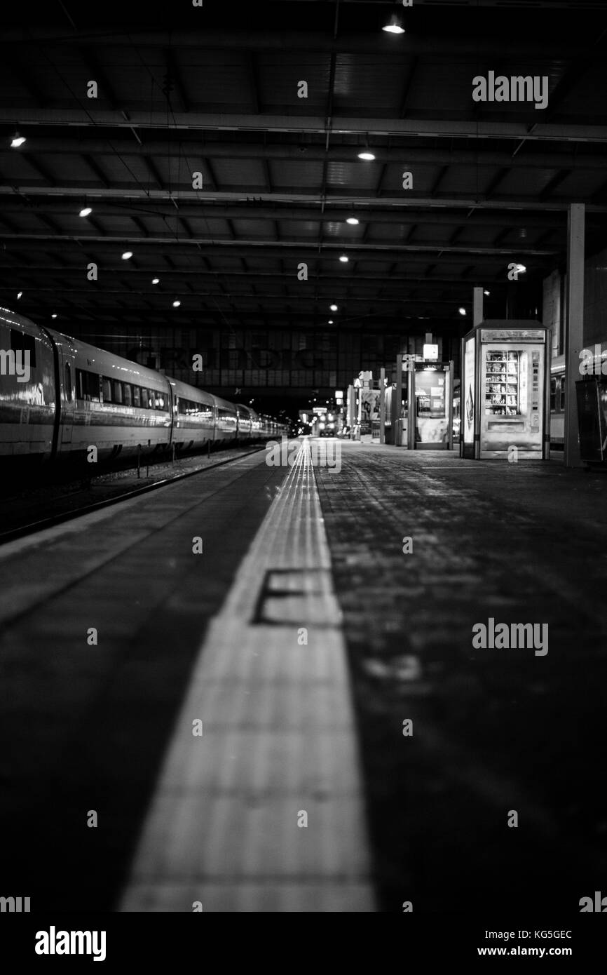 Platform at night Stock Photo - Alamy