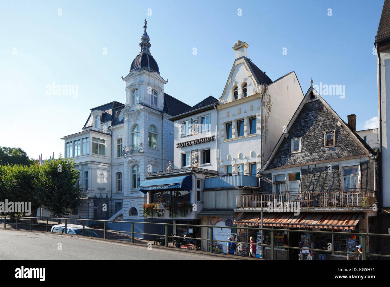 Rüdesheim am Rhein, old house facades in Rheinstrasse (street Stock ...