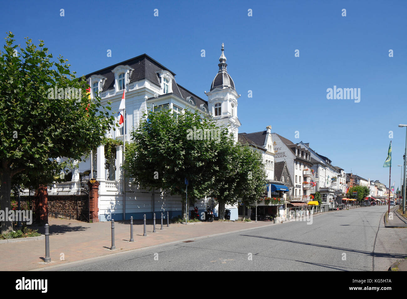 Rüdesheim am Rhein, old house facades in Rheinstrasse (street Stock ...