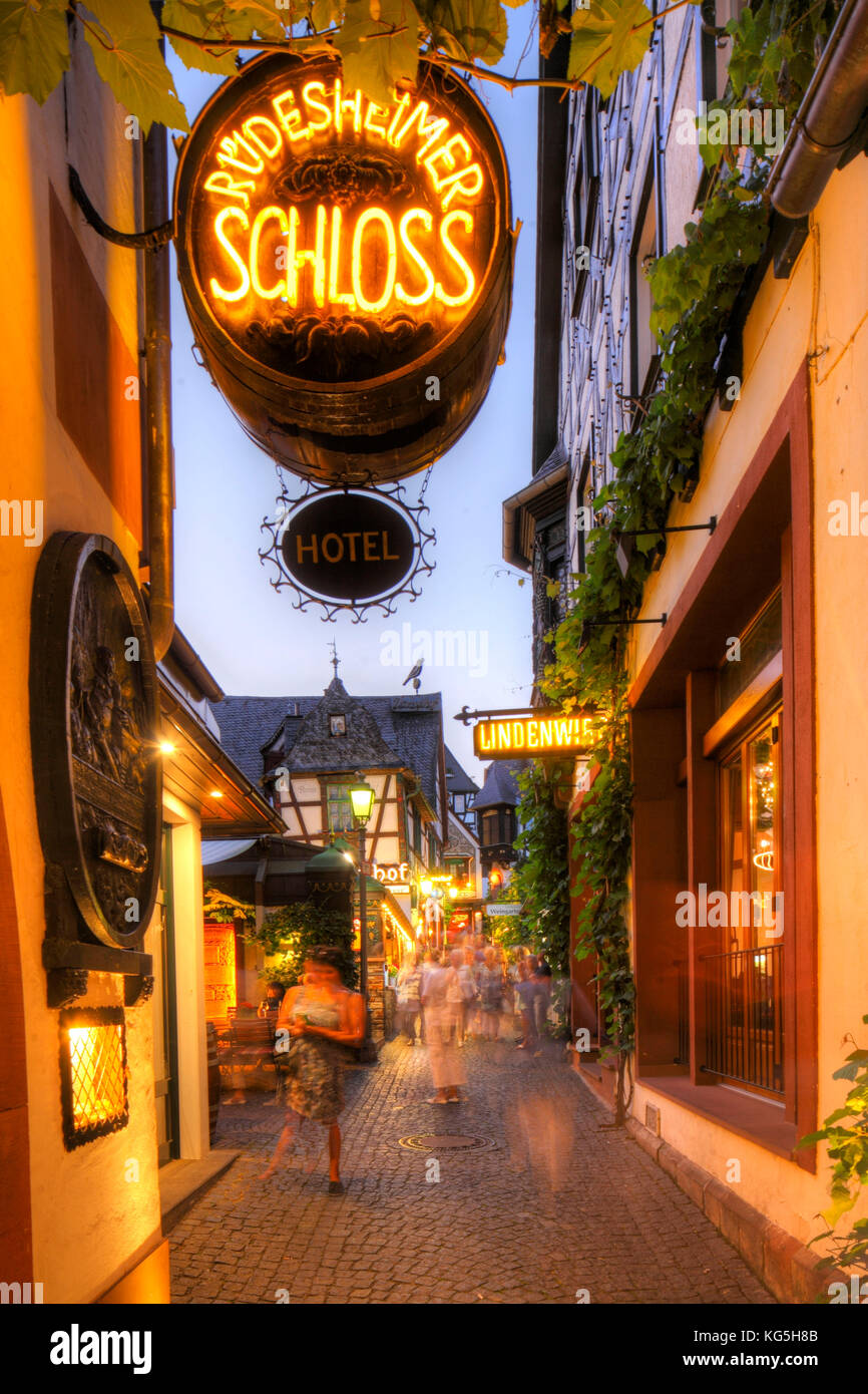 Rüdesheim am Rhein, Drosselgasse (street) with sign Rüdesheimer Schloss ...