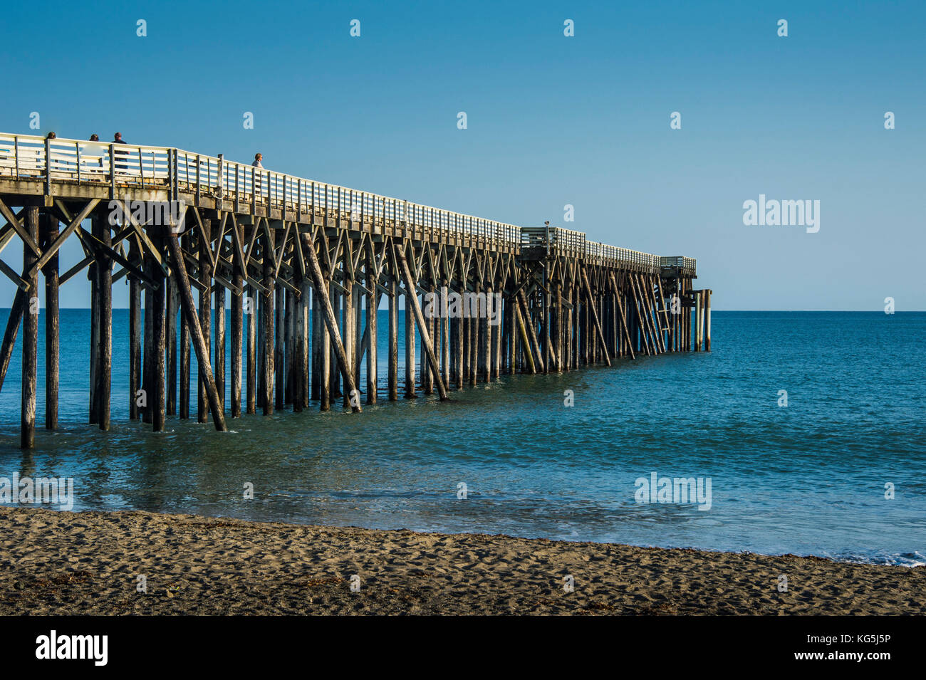 Long pier at the W R Hearst Memorial State Beach below Hearst castle ...