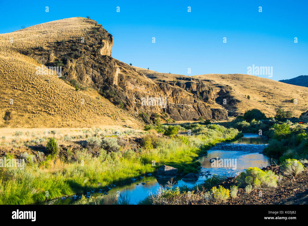 Mighty Joh Day river flwoing through the sheep rock unit in the John ...