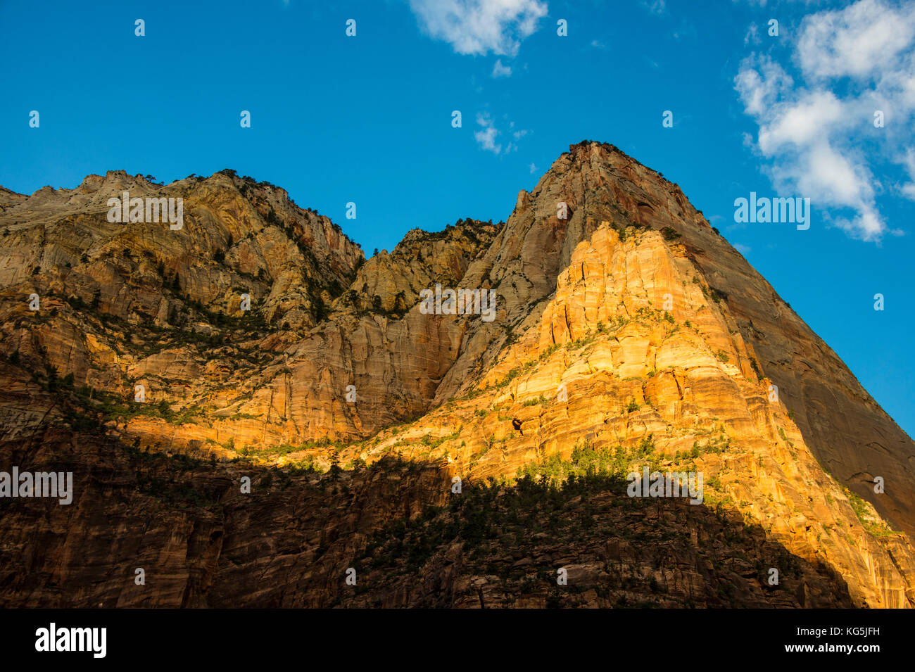 Towering cliffs hi-res stock photography and images - Alamy