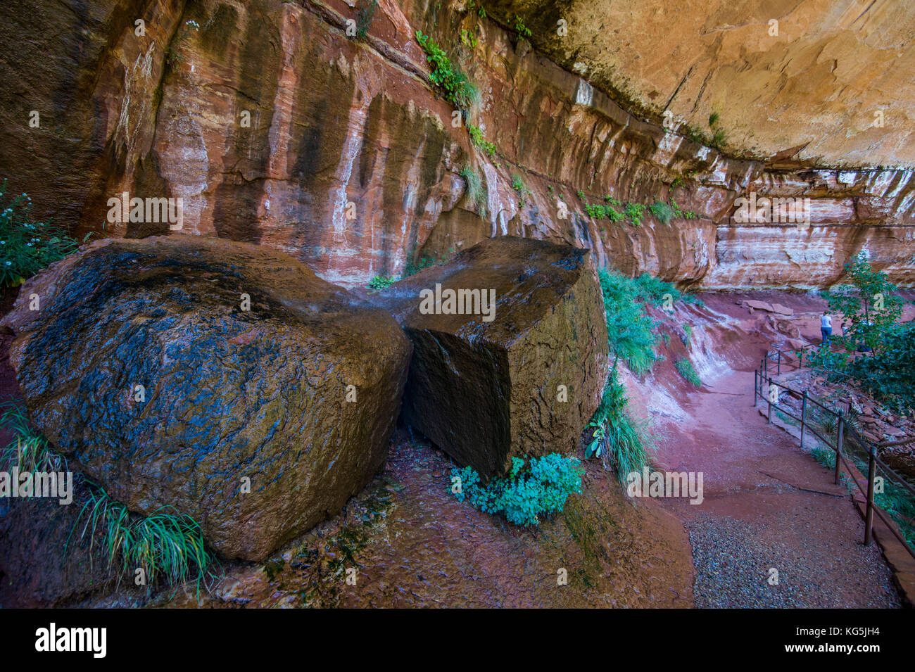 Overhanging rock formation hi-res stock photography and images - Alamy