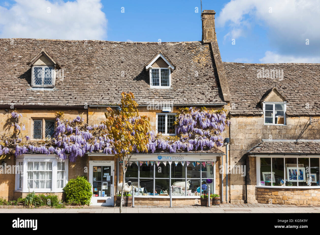 Cotswolds street house hi-res stock photography and images - Alamy