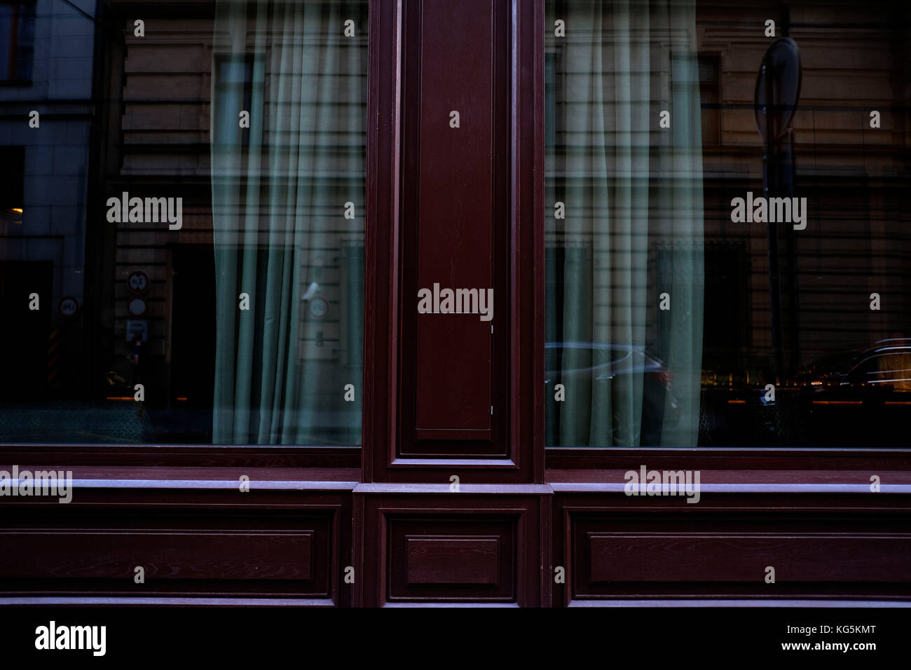 Closed curtains window hi-res stock photography and images - Alamy