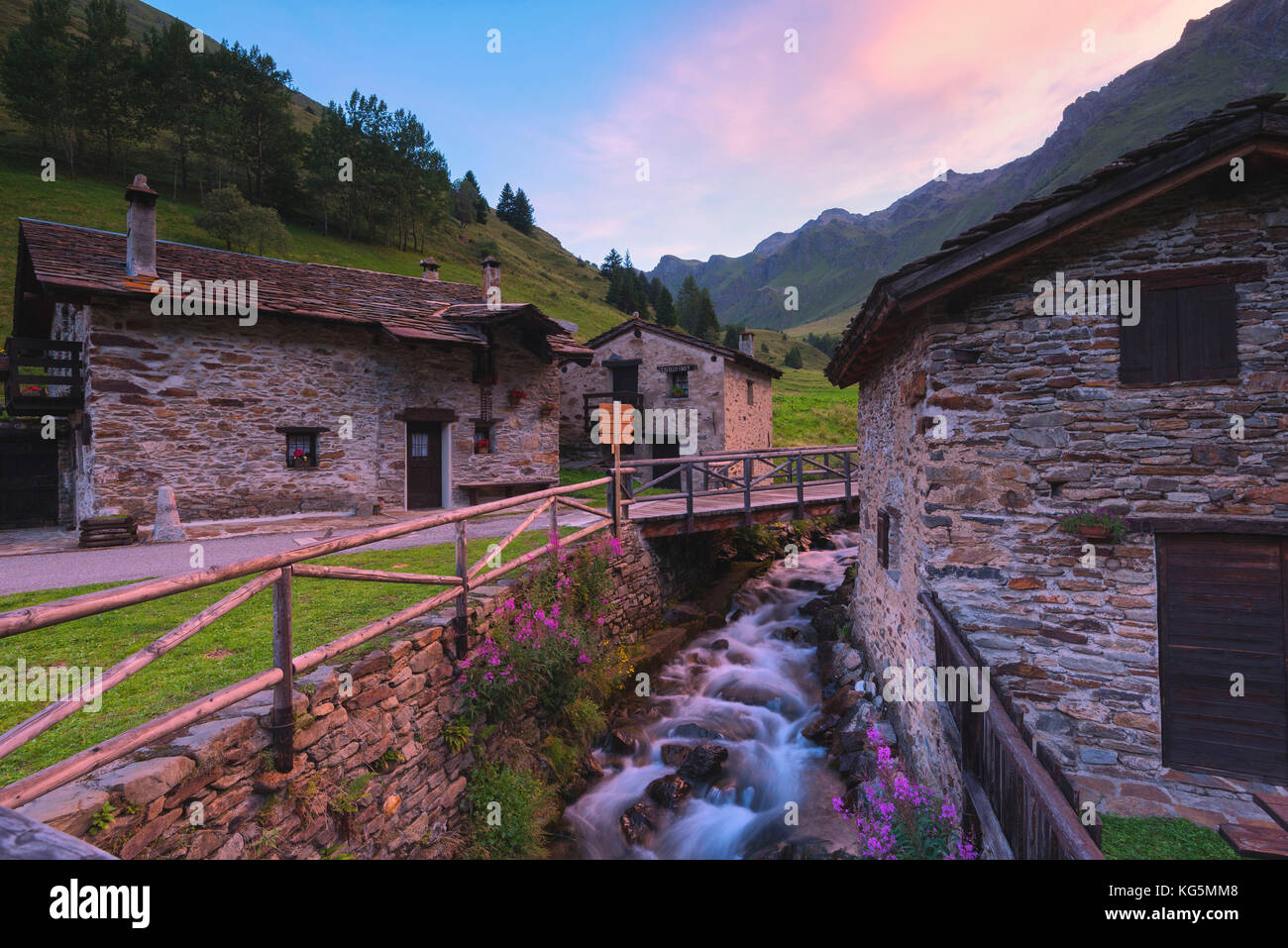 Ponte di legno in legno hi-res stock photography and images - Alamy