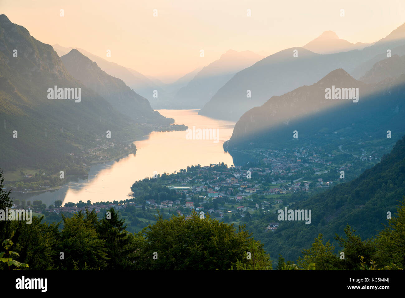 Lake of idro hi-res stock photography and images - Alamy