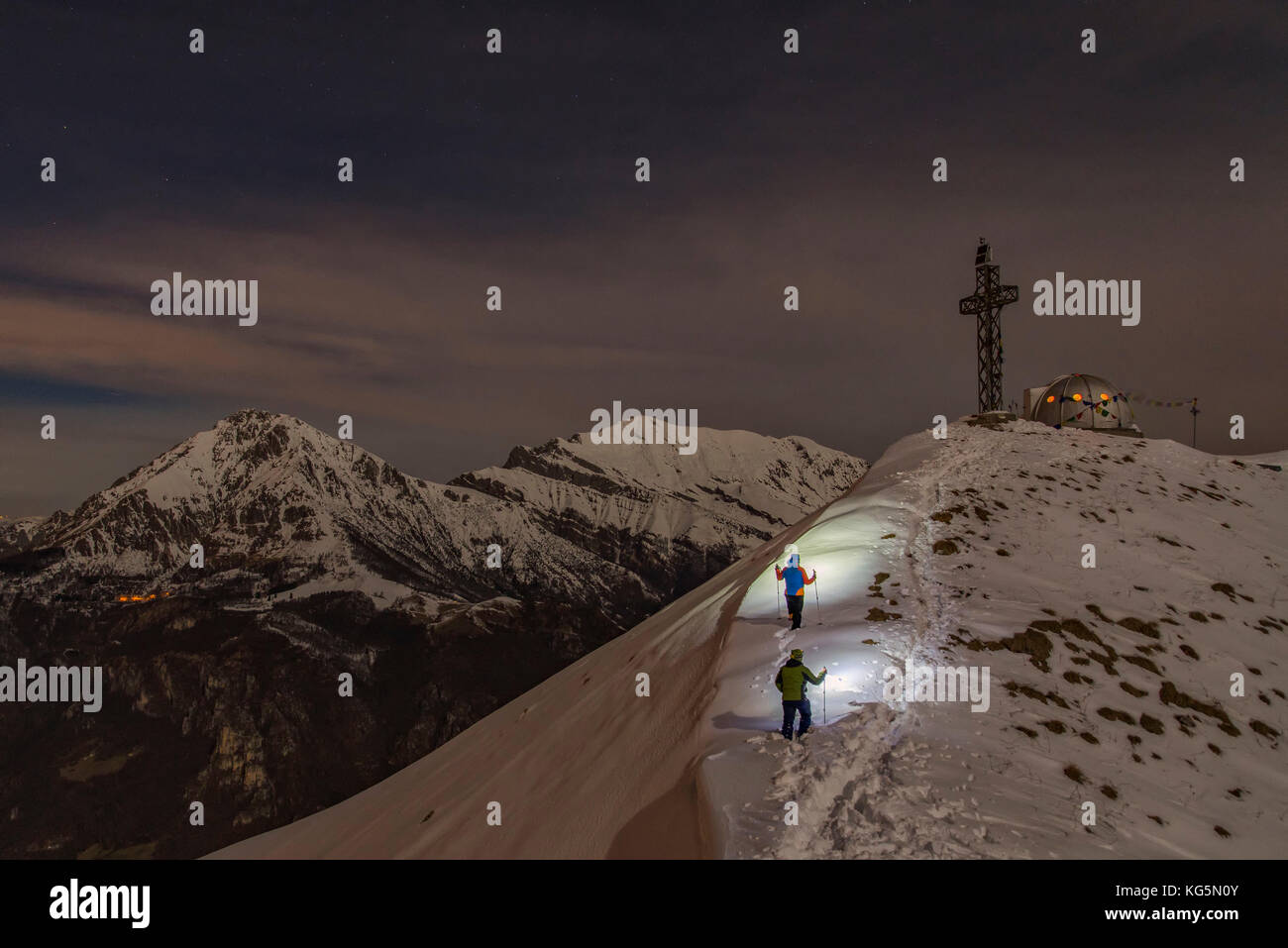 Alpinists going to the top of due mani mount hi-res stock photography ...