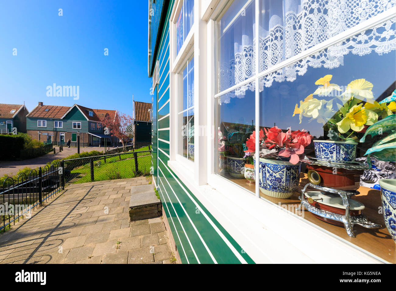 Vases of flowers hi-res stock photography and images - Alamy