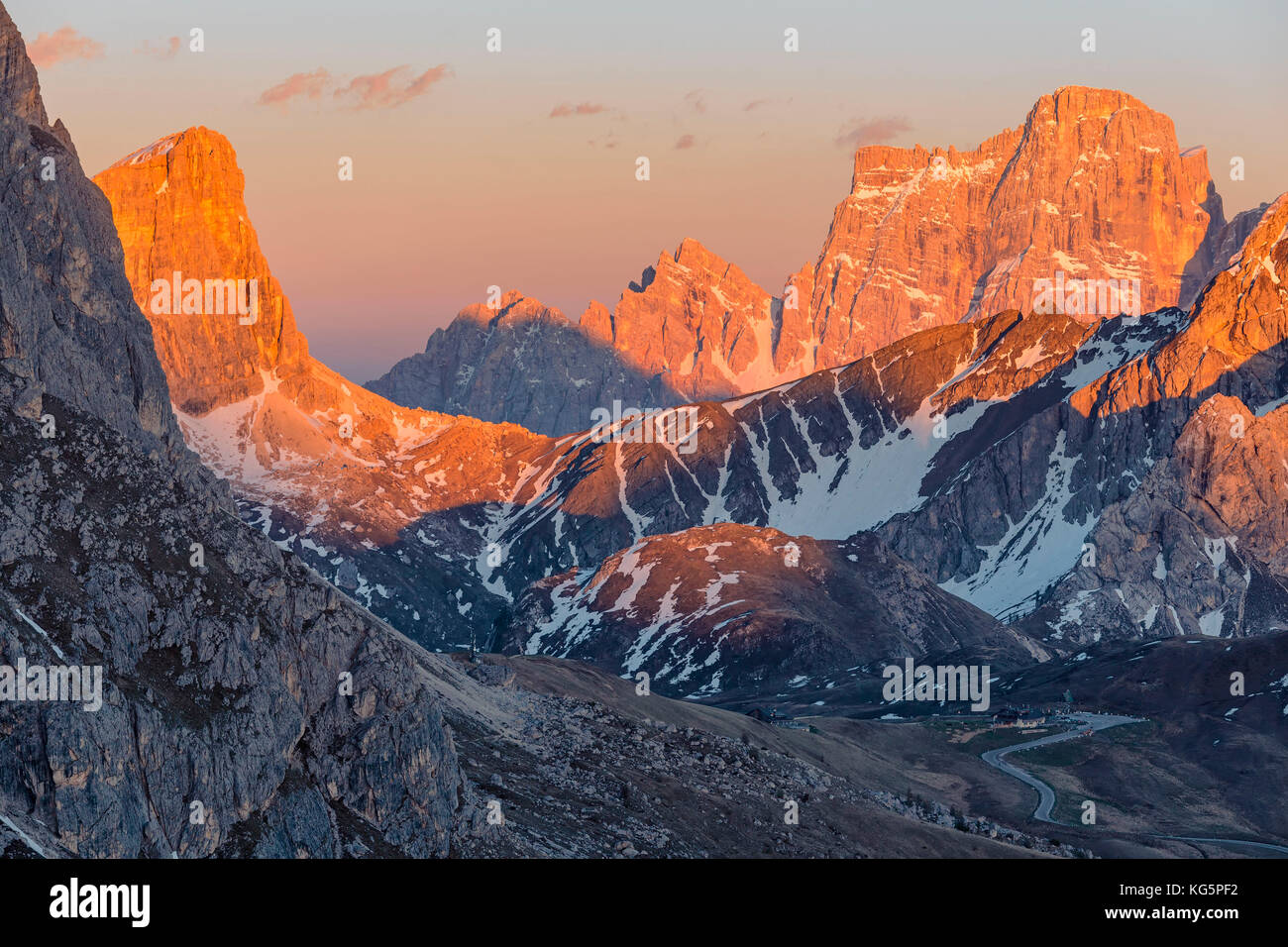 Forcella averau croda negra hi-res stock photography and images - Alamy