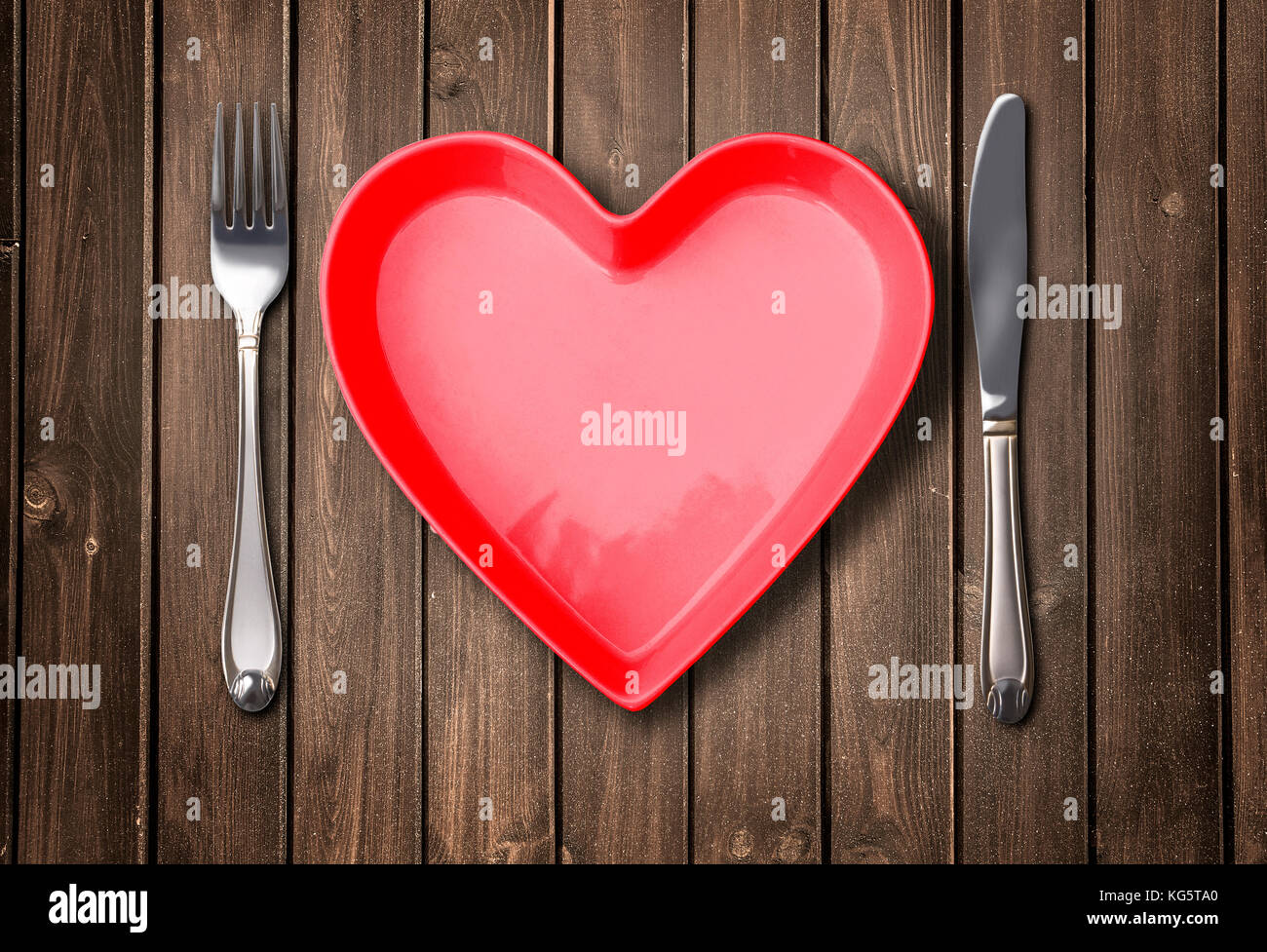 Red heart plate on wooden background Stock Photo - Alamy