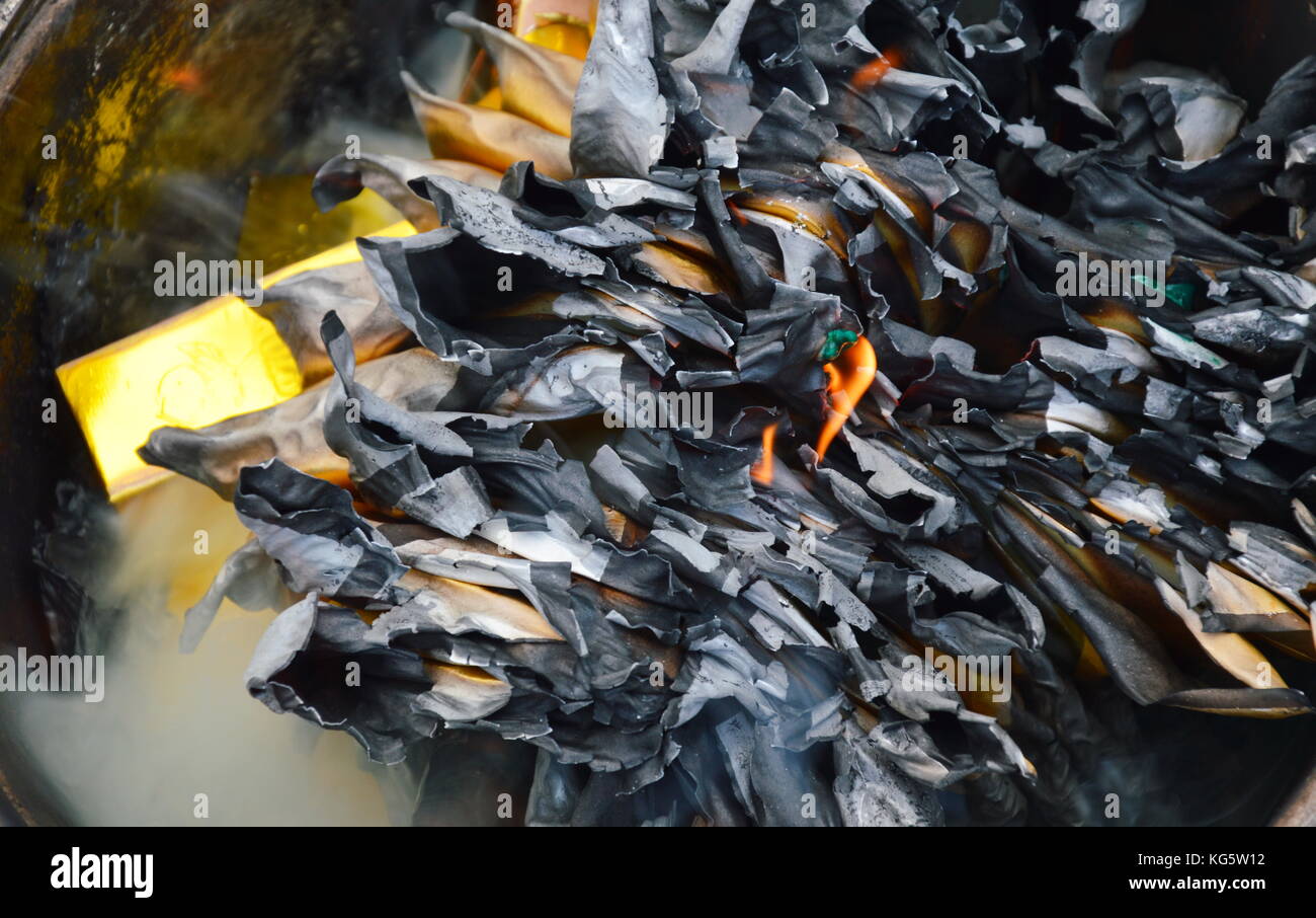 gold paper burning to ancestor Stock Photo - Alamy