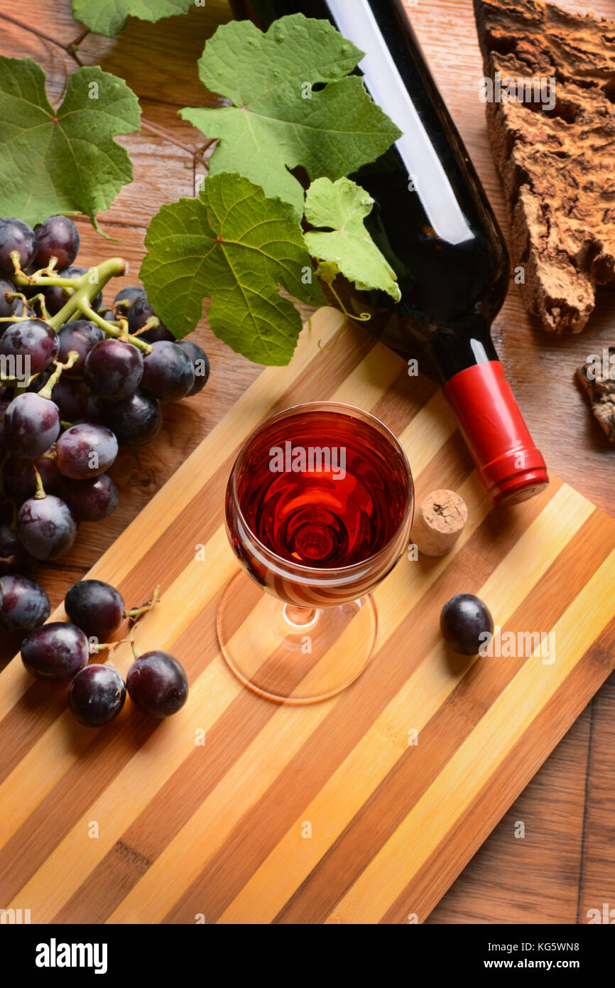 Glass of red wine - wood background - closeup Stock Photo - Alamy