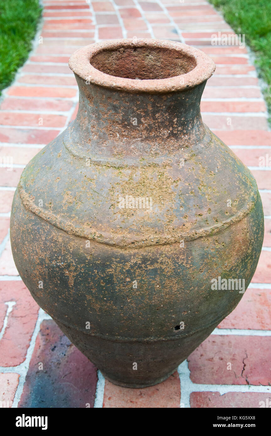 Earthenware pot from a Shihuh tribal settlement in the Hajar Mountains ...