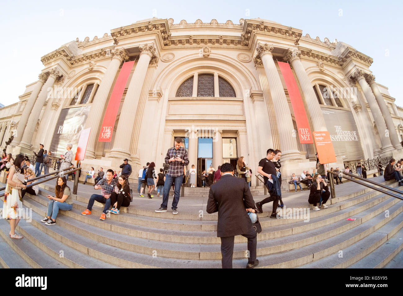 The met fifth avenue new york exterior hi-res stock photography and ...