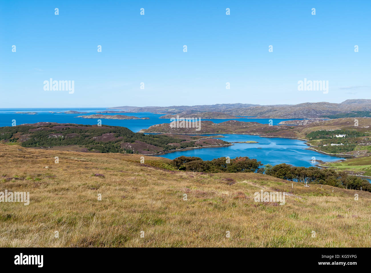 Typical Scottish Highlands seascape with islands ans isolated houses ...