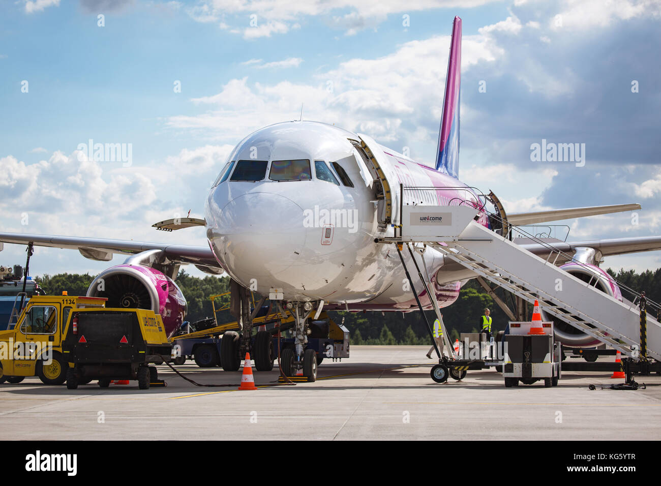 Wizz air boarding hi-res stock photography and images - Alamy