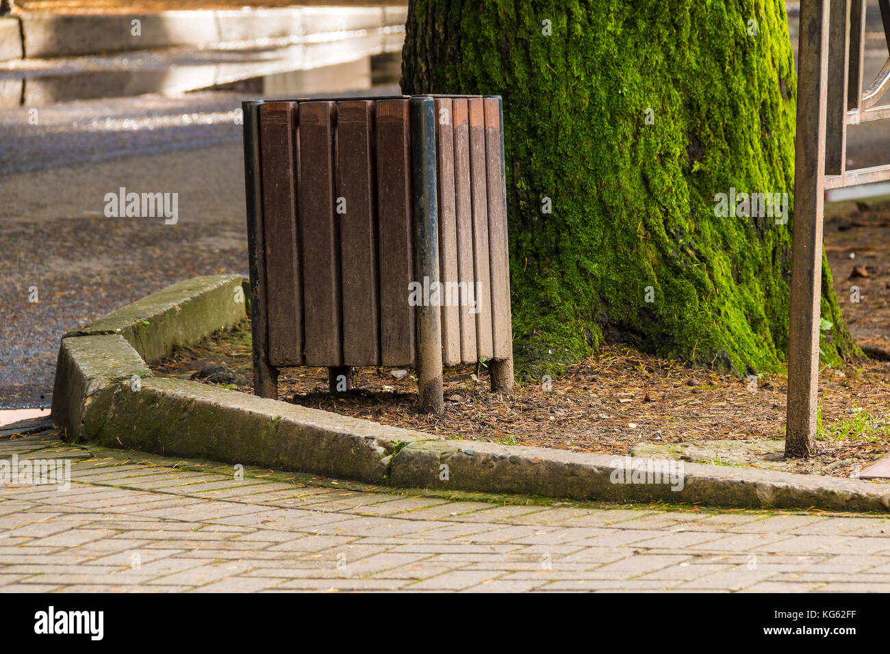 Border trash hi-res stock photography and images - Alamy