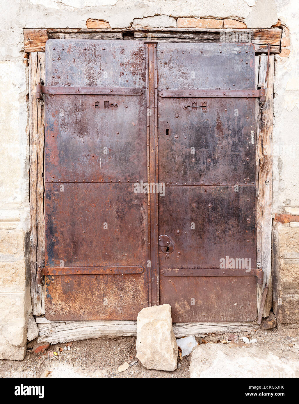 Old metal rusty door, aged materials and texture Stock Photo - Alamy