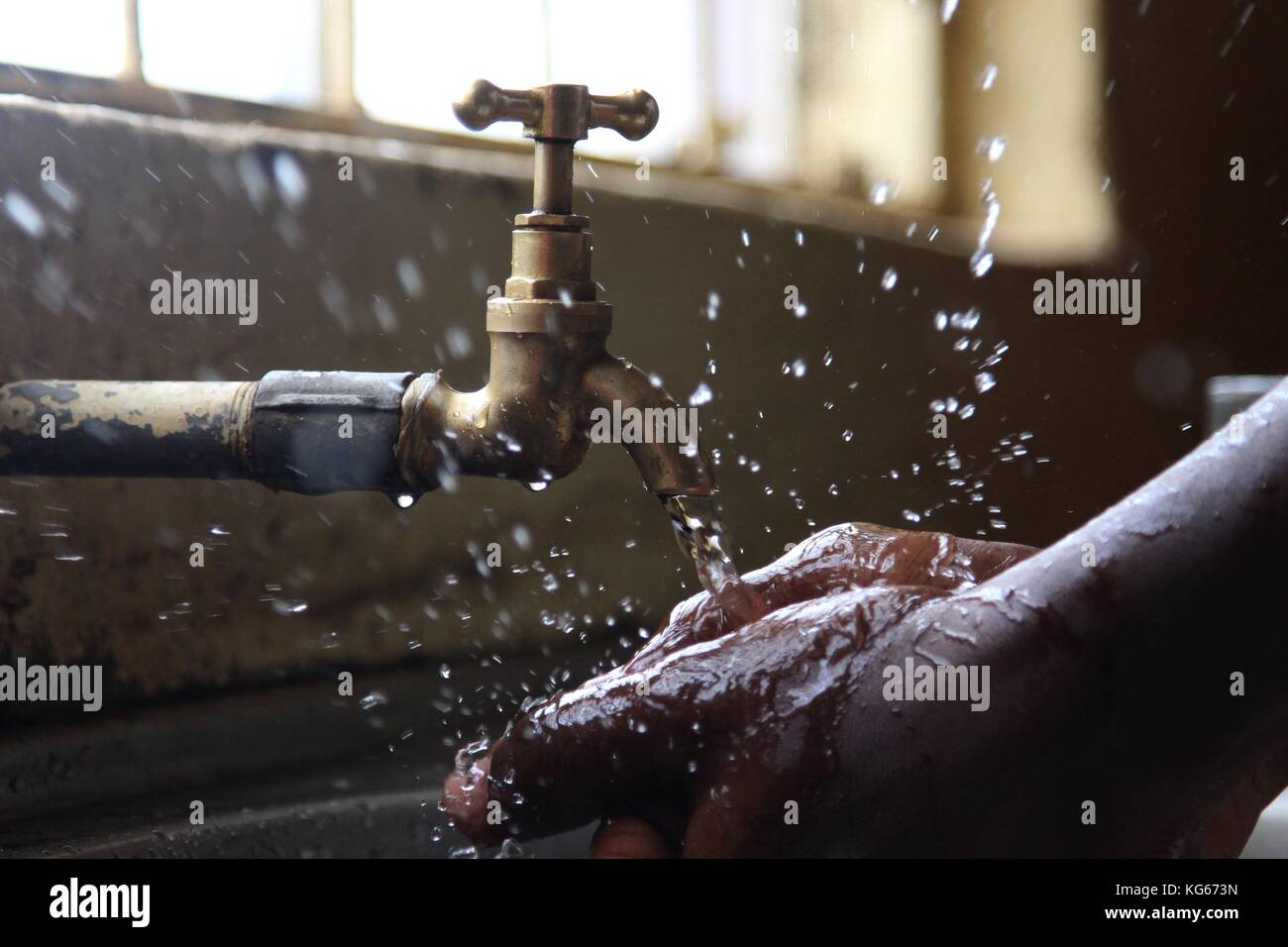 Faucet running hi-res stock photography and images - Alamy