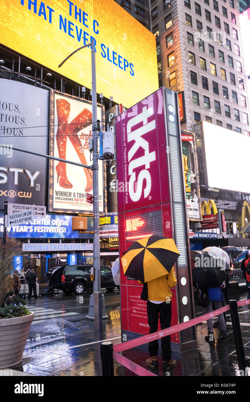Times square in rain hi-res stock photography and images - Alamy